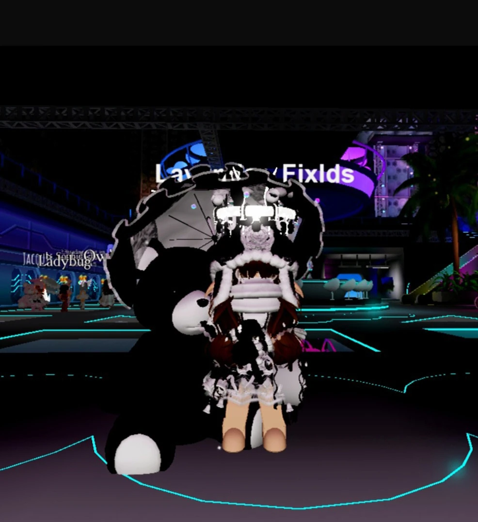 I'm stuck on an outfit- please help >~