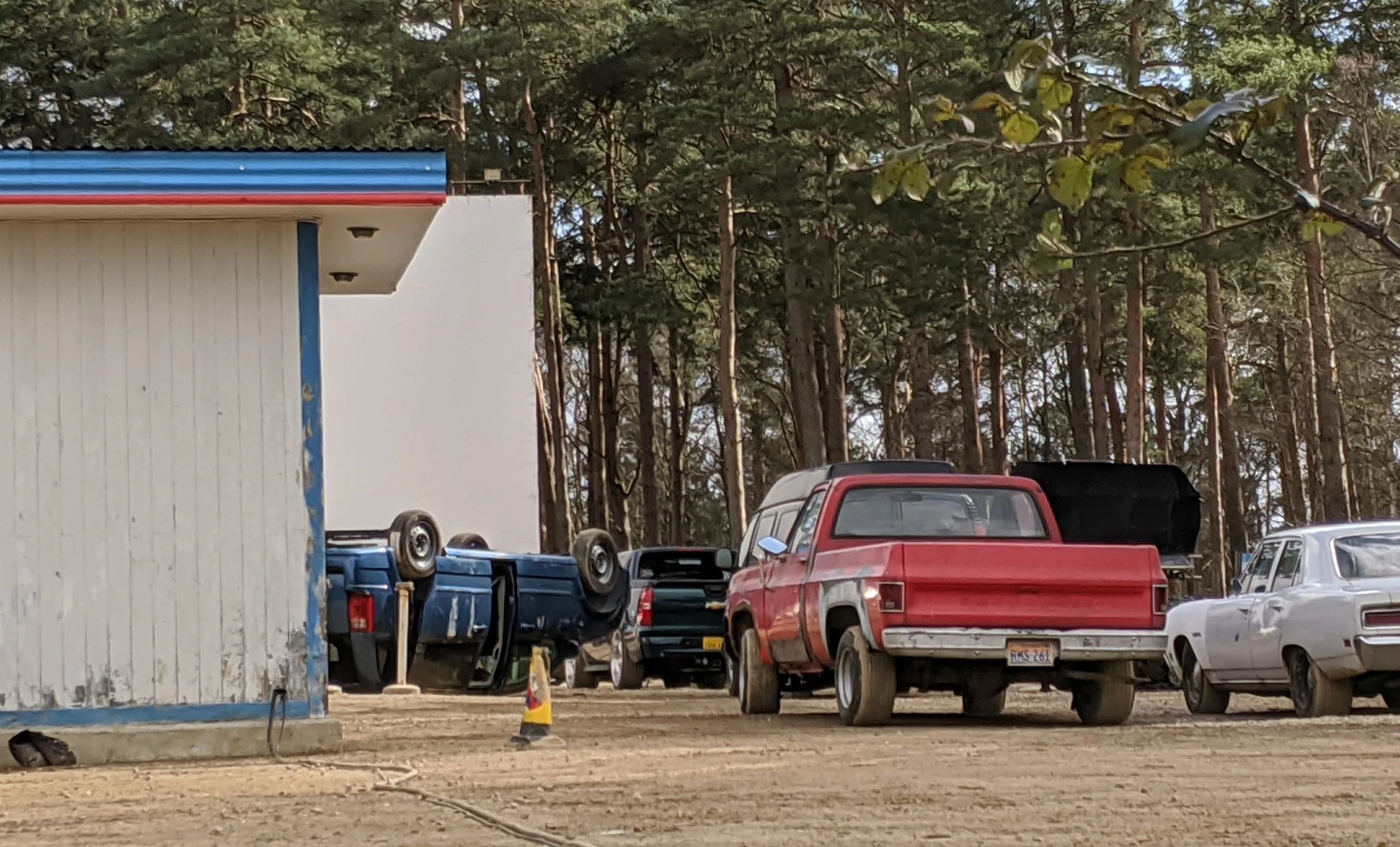 Jurassic World dominion set photos Drive in theater attack speculation ...