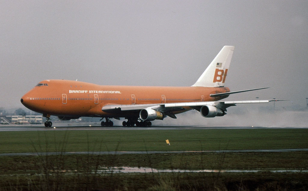 i can’t find a halloween plane for pfp so i chose this | Fandom