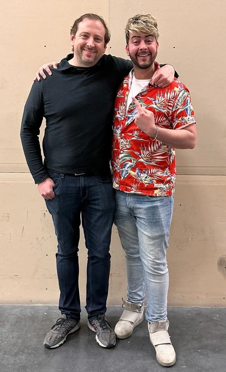 Scott posando con varios youtubers famosos de FNaF. | Fandom