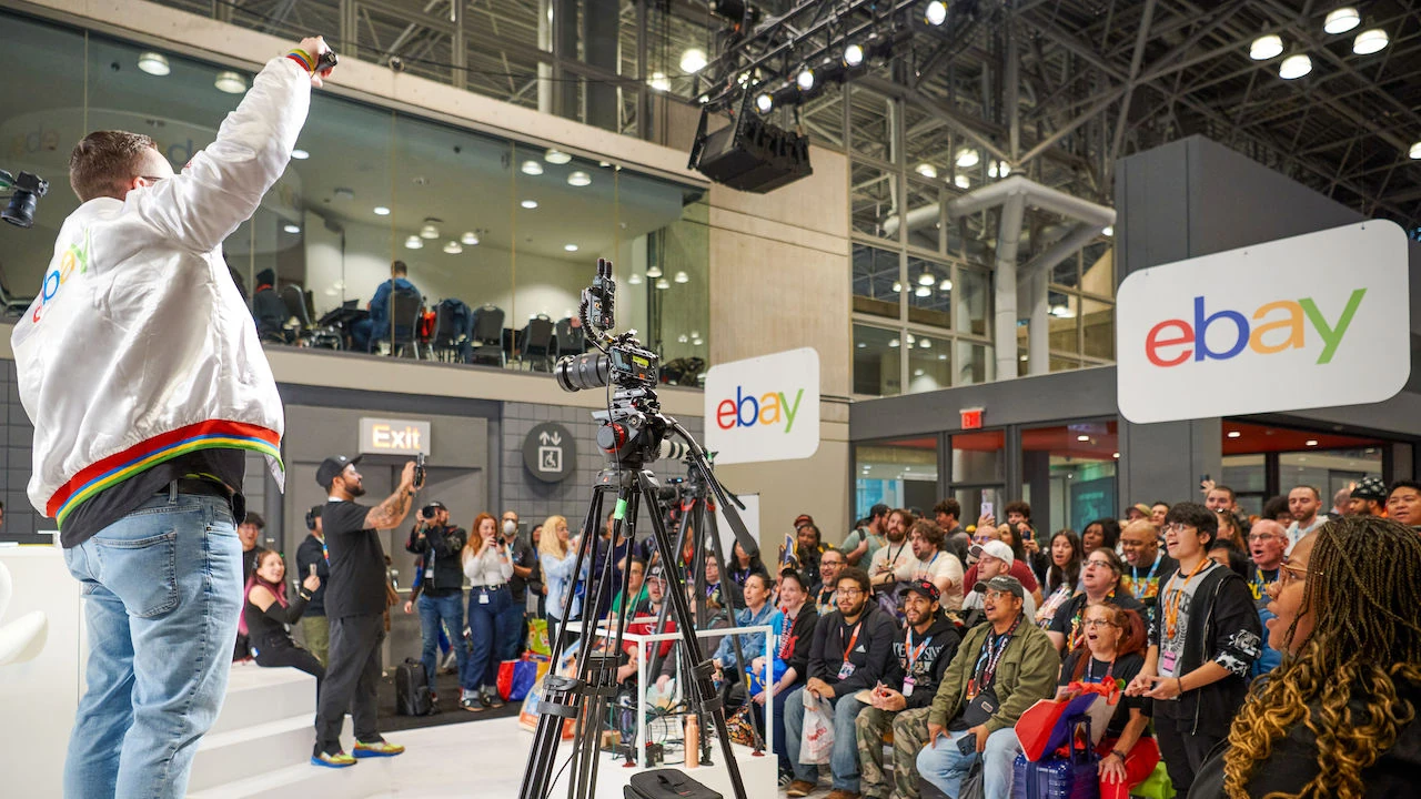 Fandom’s Live Auction at MCM Comic Con London ft. Johnny Chiodini | Fandom