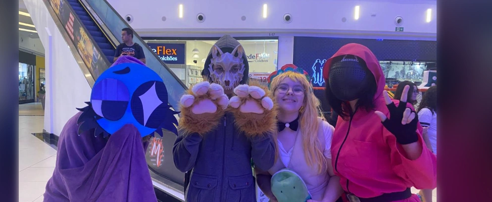 CHAT I ACCIDENTALLY FOUND MY TIKTOK MOOT IRL + Astro cosplay reveal ...