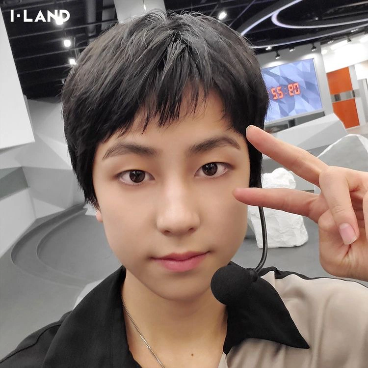 Day 97 of posting a pic of the members of the Hybe Labels Japan boy ...