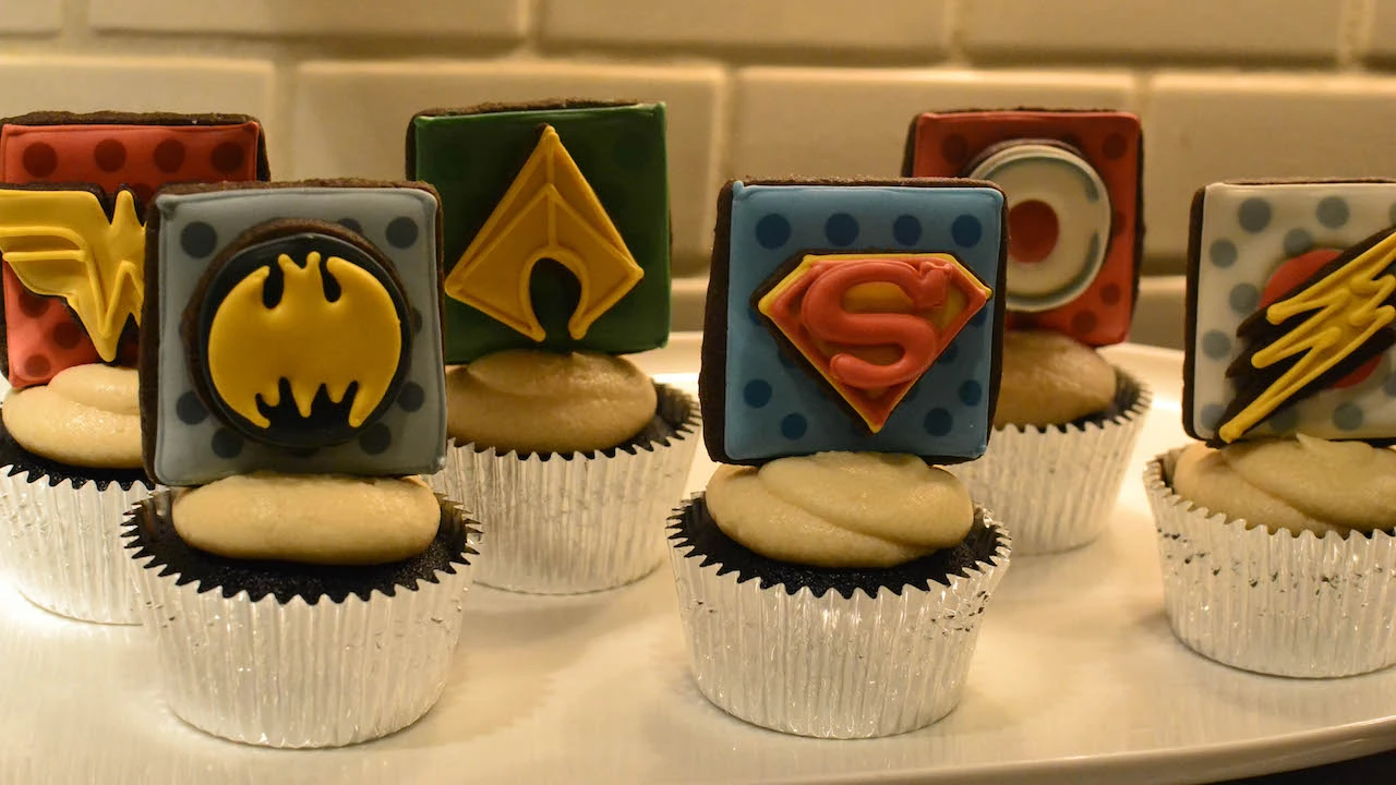 Unite Your Tastebuds With These Delicious ‘Justice League’ Cupcakes ...