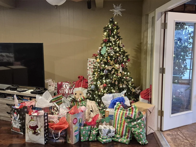 I wonder which one has the hoodie i ordered from cos | Fandom