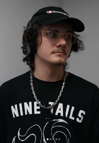 soo I accidentally saved the same photo of Ryth twice to show my friend ...