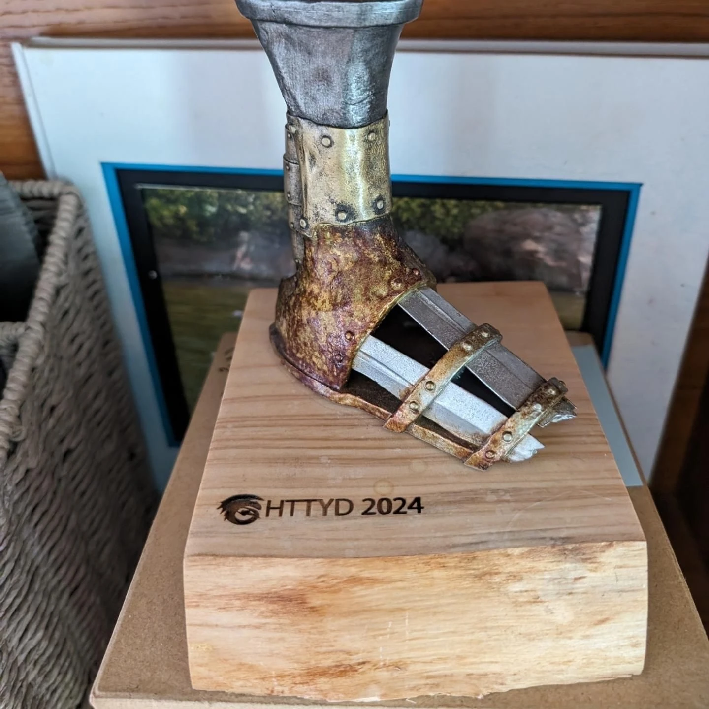 The first photo of Hiccup's prosthetic leg has appeared for the ...