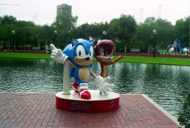 Sega World Sydney Statue of Sally and Sonic in decay.... | Fandom