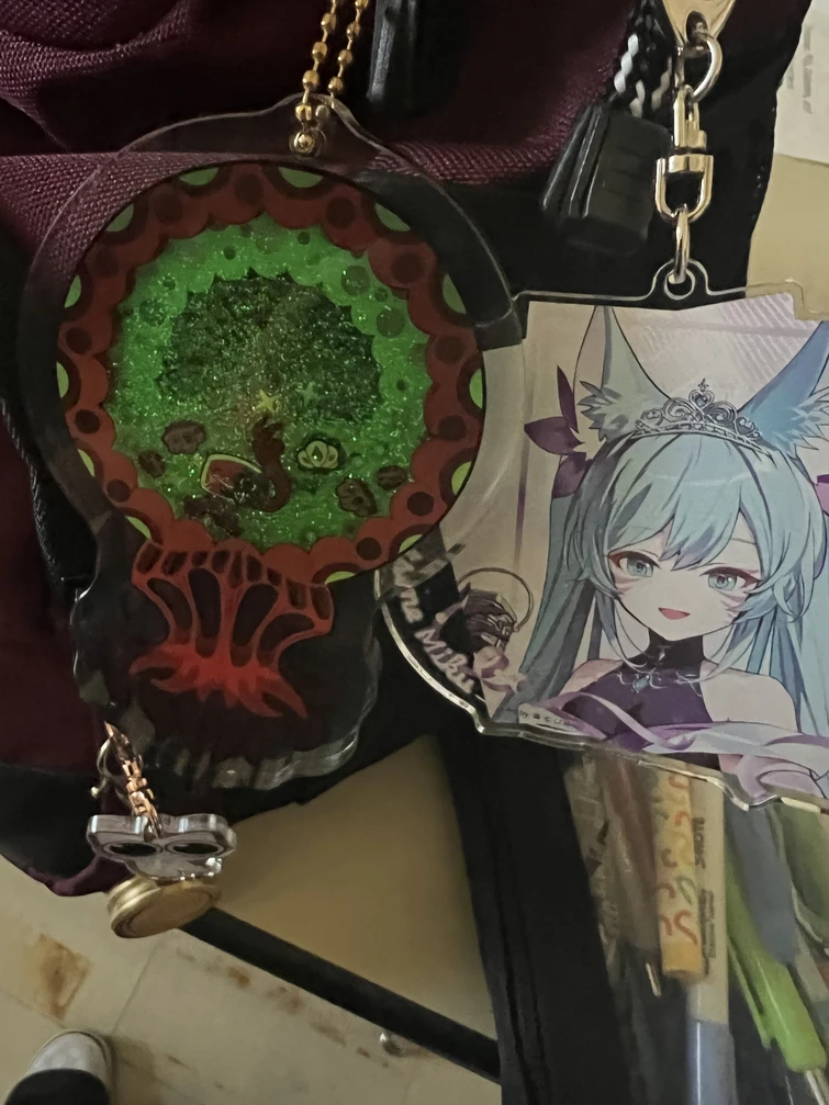 can anyone draw hatsune miku and wagyu objectified fighting eachother ...