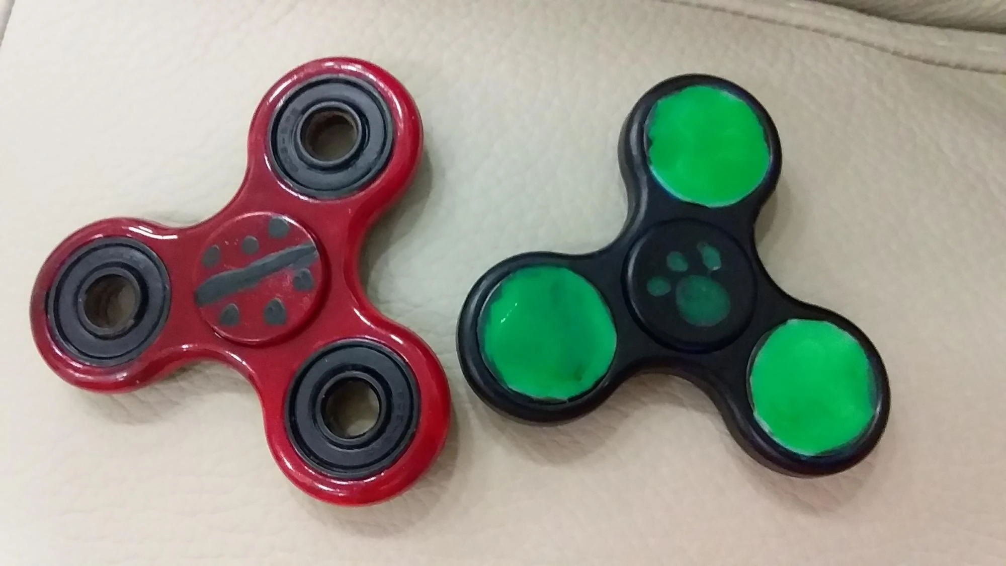 I made those Ladybug and Cat Noir fidget spinners. Do you like them ...