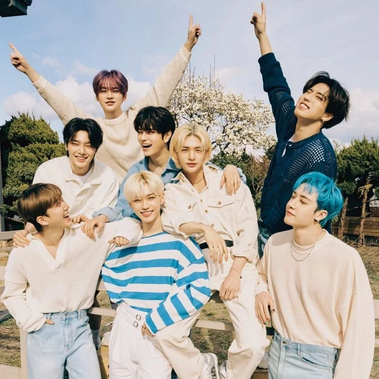 HAPPY BIRTHDAY STRAY KIDS