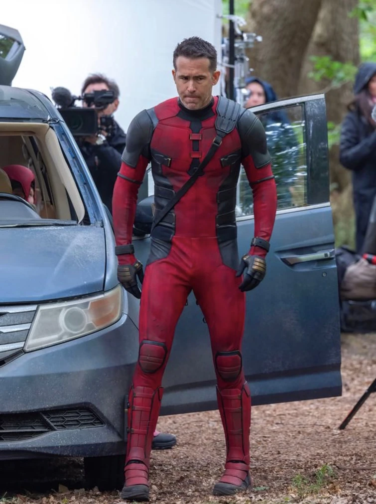 BREAKING: First look at Ryan Reynolds in costume on the set of ...