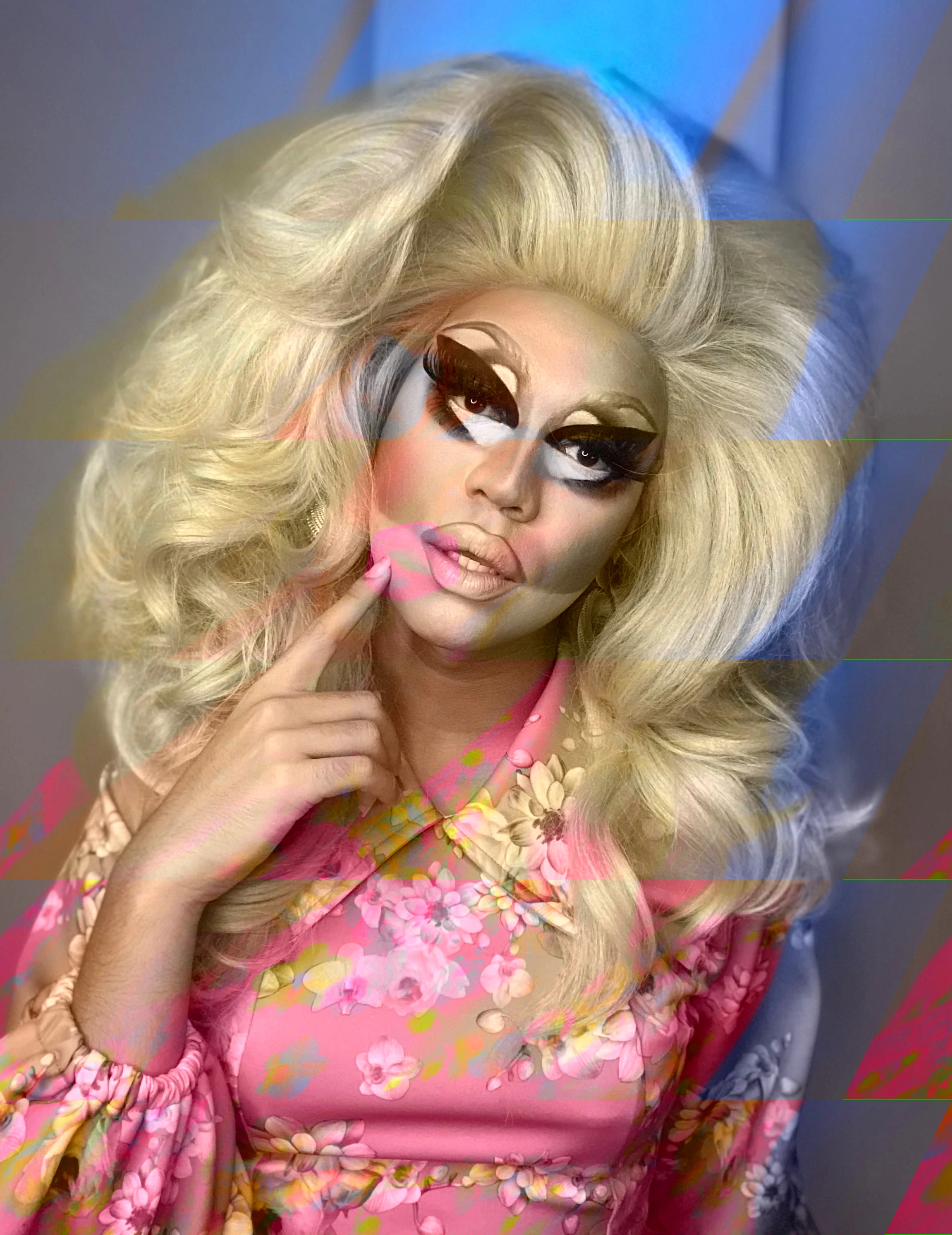 I love this trixie cosplay from vinas deluxe. Hope she’s on drag den ...