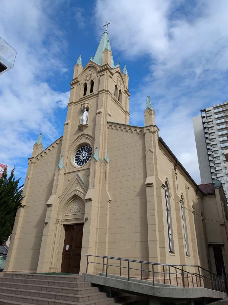 I'm currently in line with over 100 people at the Pretty Store Tokyo ...