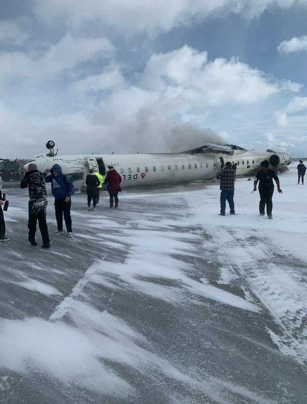 Delta Flight 4819, from Minneanapolis-Toronto flipped over on landing ...