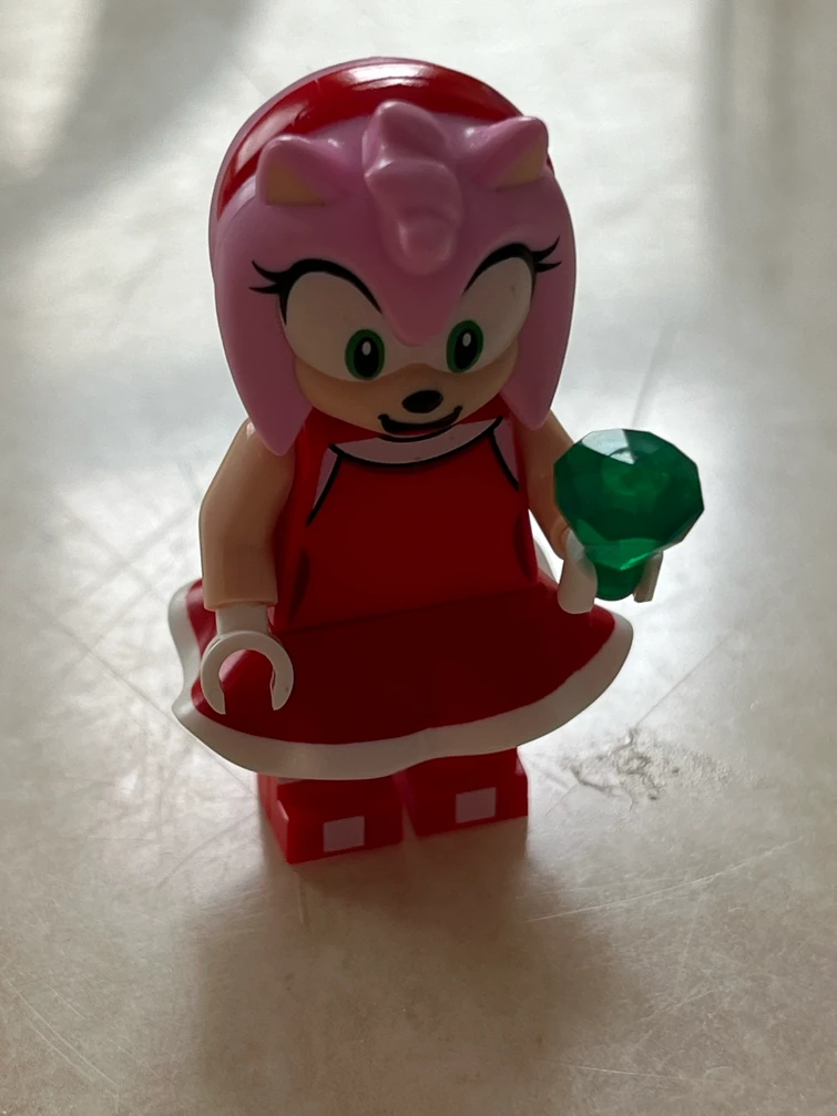 LEGO Amy rose holding a green chaos emerald | Fandom