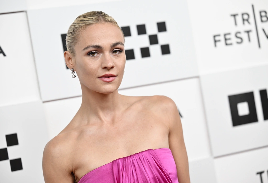 Flash back Friday to Sophie Skelton in pink at the world premiere of ...