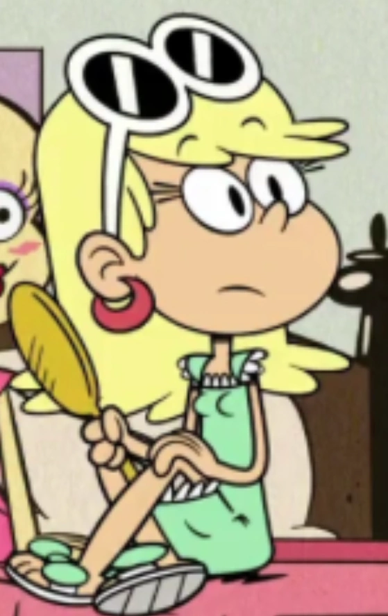 What is Leni loud holding? (Wrong answers only) | Fandom