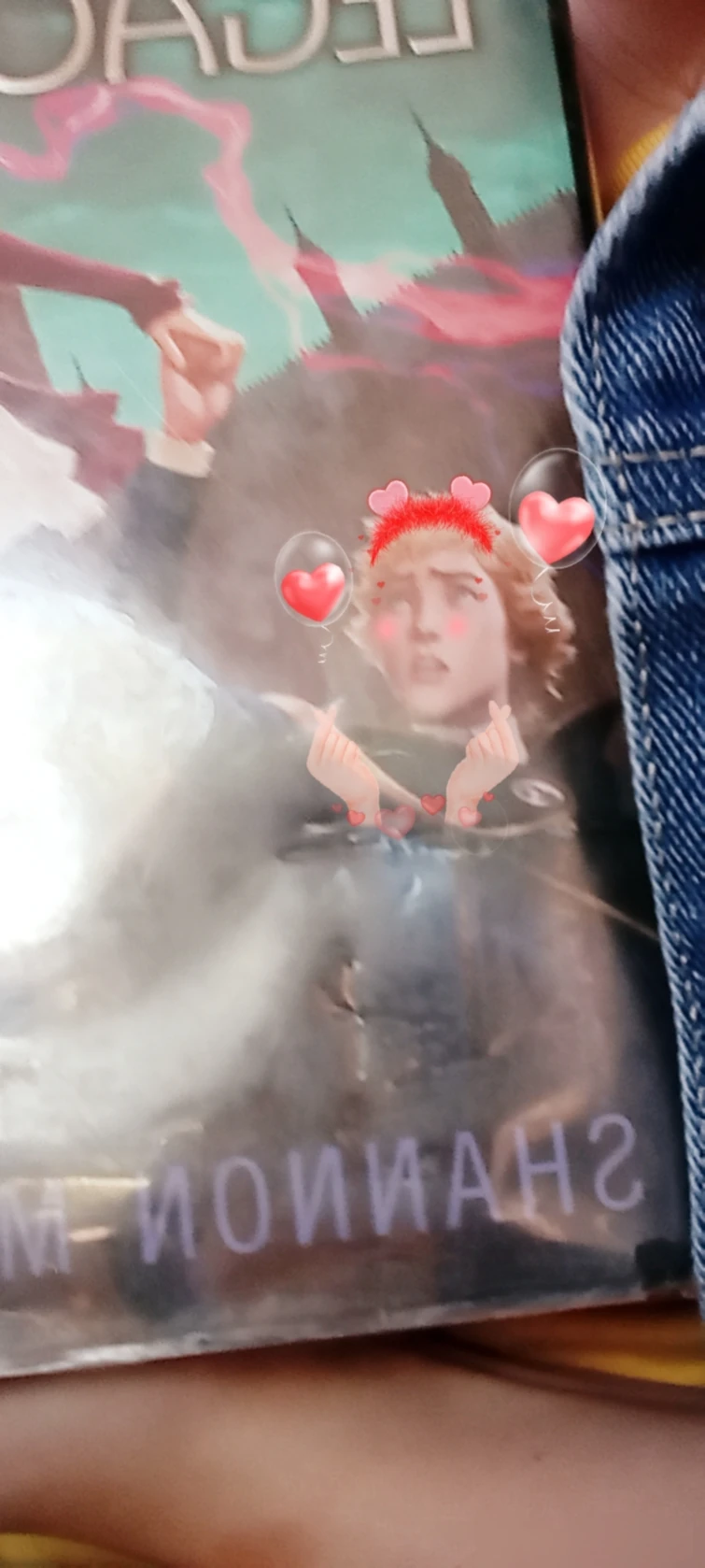 Uh i was playing with gilters and it caught the faces on the book 😭🖐 ...