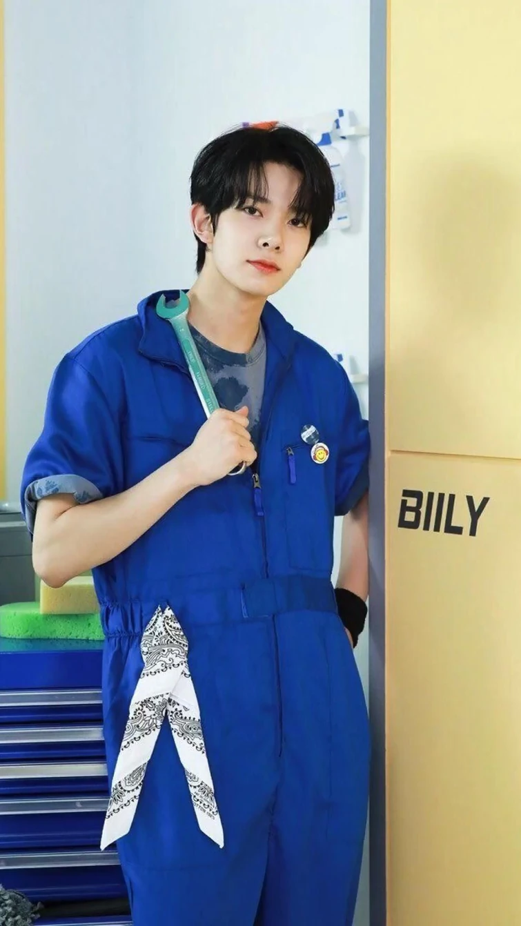 Your daily Heeseung #18 (Don't mind me being 14 hours early I posted ...