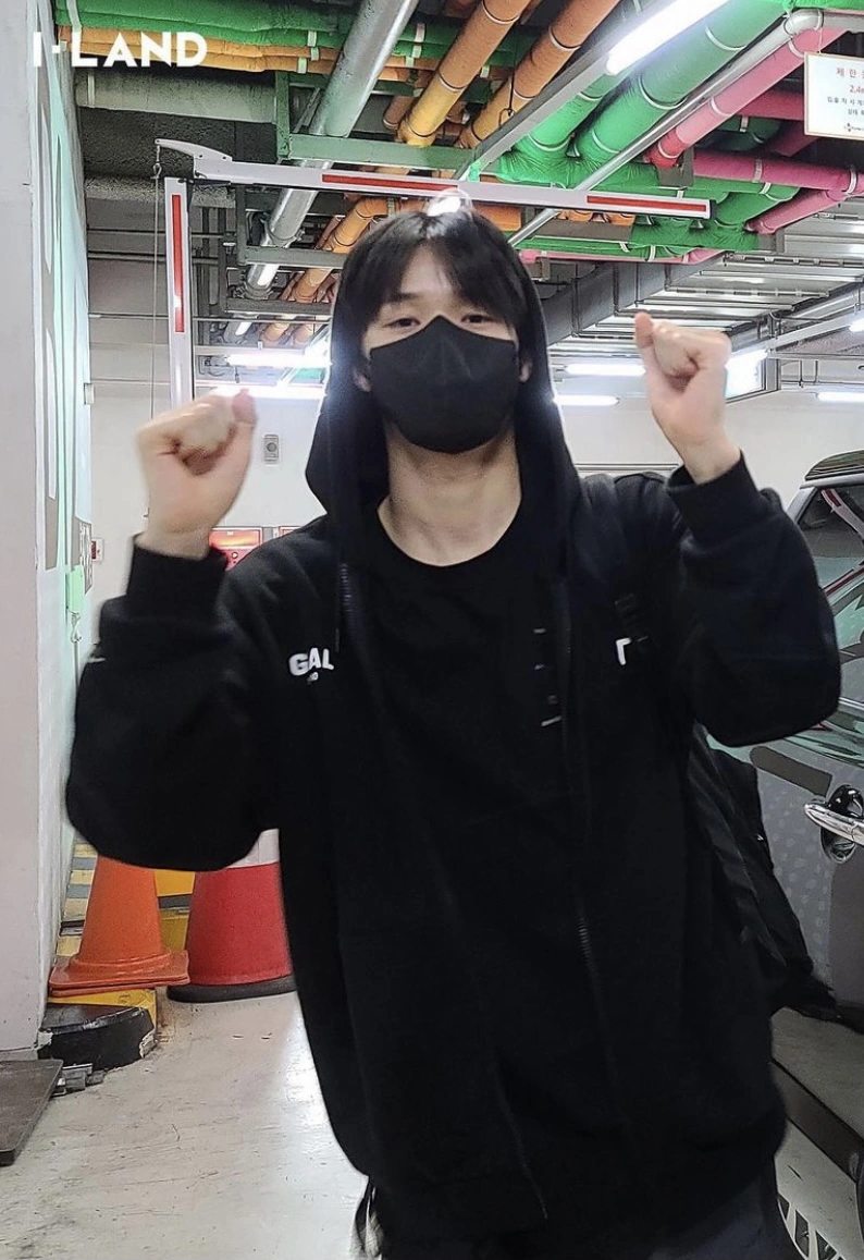 Day 102 of posting a pic of the members of the Hybe Labels Japan boy ...