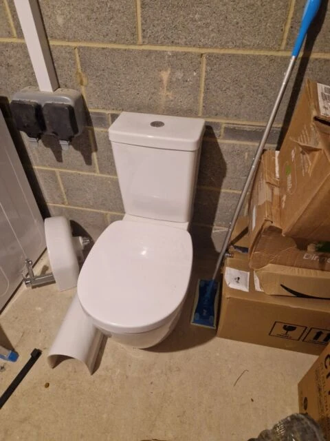 Entidad 53, "Excusado armado" | Wiki Backrooms Fanon ES | Fandom