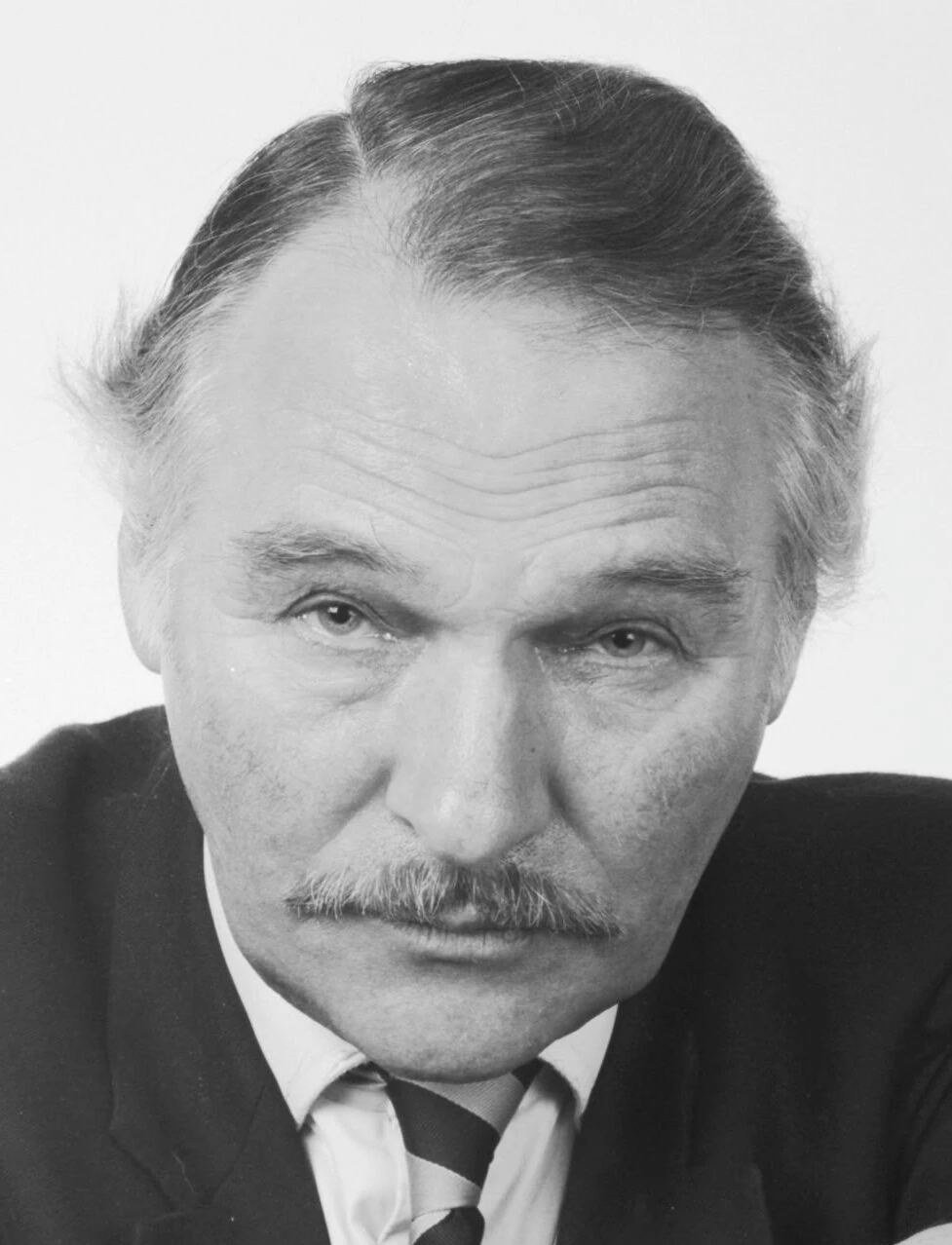 Dinsdale Landen | Baker Street Wiki | Fandom