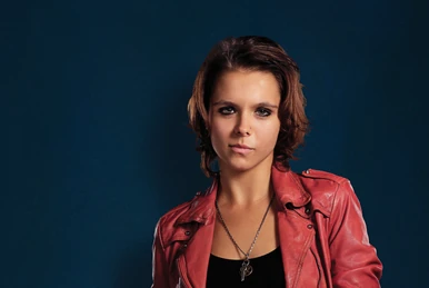 Kathleen Robertson Bates Motel Netflix Nabs William Baldwin's