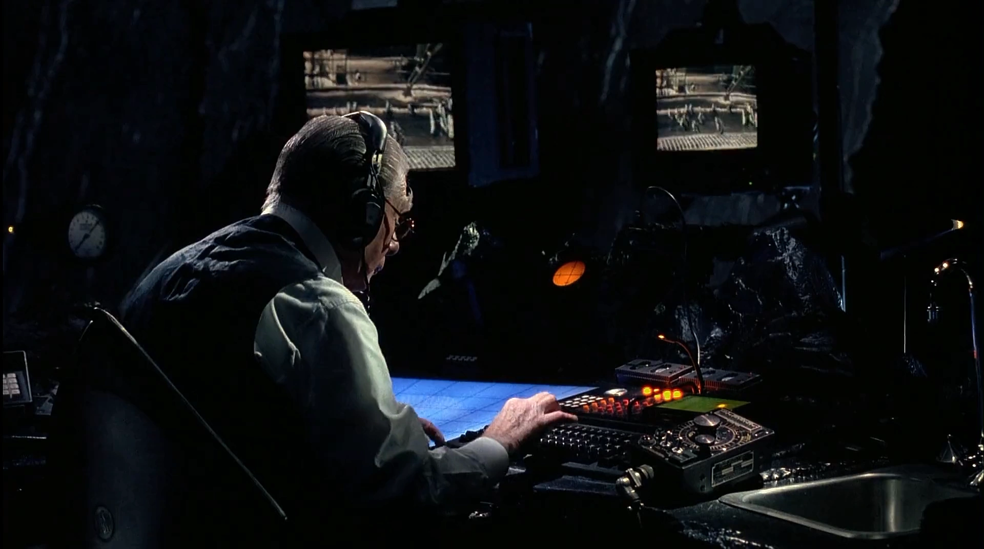 Página Anterior De Batcomputer Central Computer Console | Batman Wiki