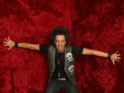 Logan Miller Og Caitlyn Taylor Elsker