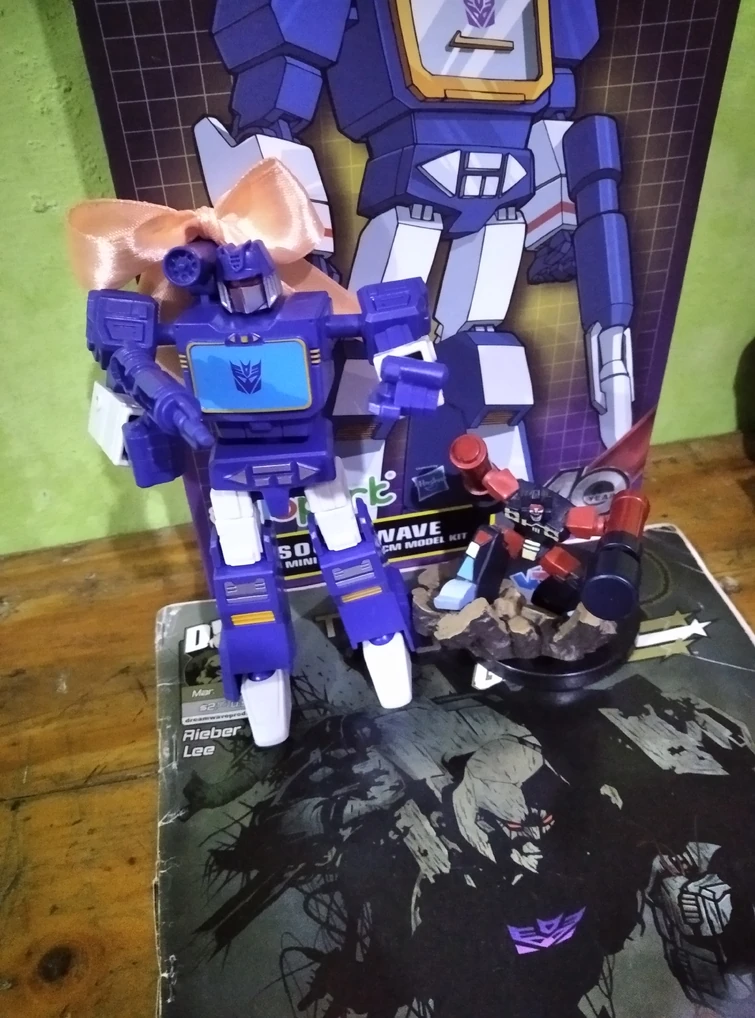 Me after buying my first ever transformers (soundwave) model kit 😋😋 ...