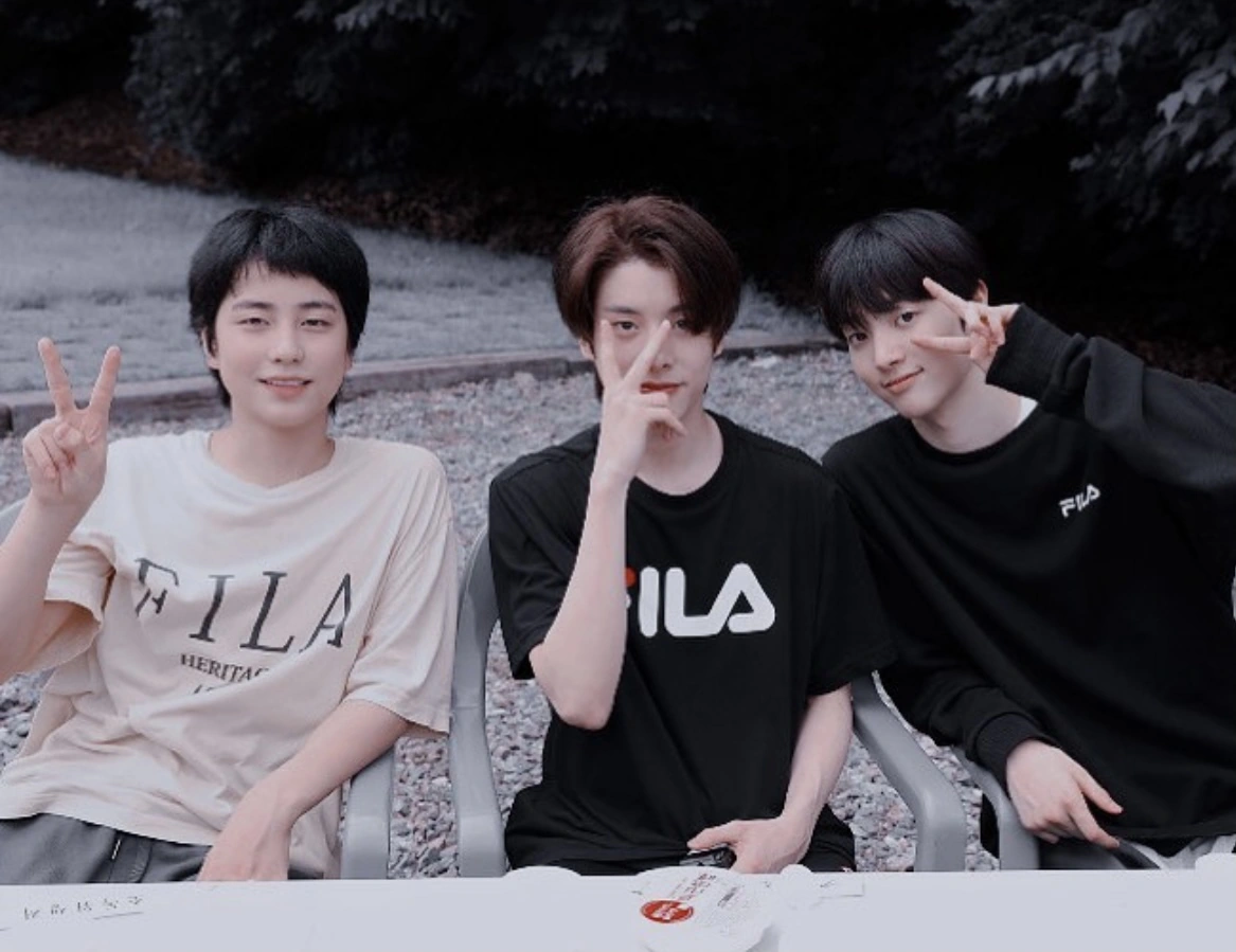 Day 91 of posting a pic of the members of the Hybe Labels Japan boy ...