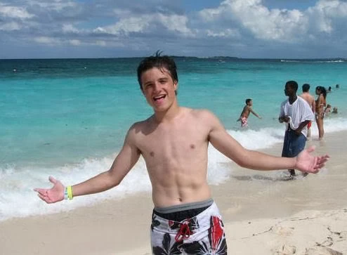 Wiki News/Ben Linkin Shirtless In Final Hoop Film; Miley Cyrus ...