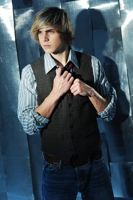 Leo Castern | HeroesRP Wiki | Fandom