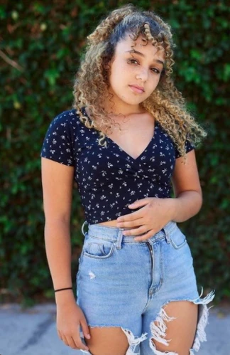 Simone Davis | Chicken Girls Wiki | Fandom