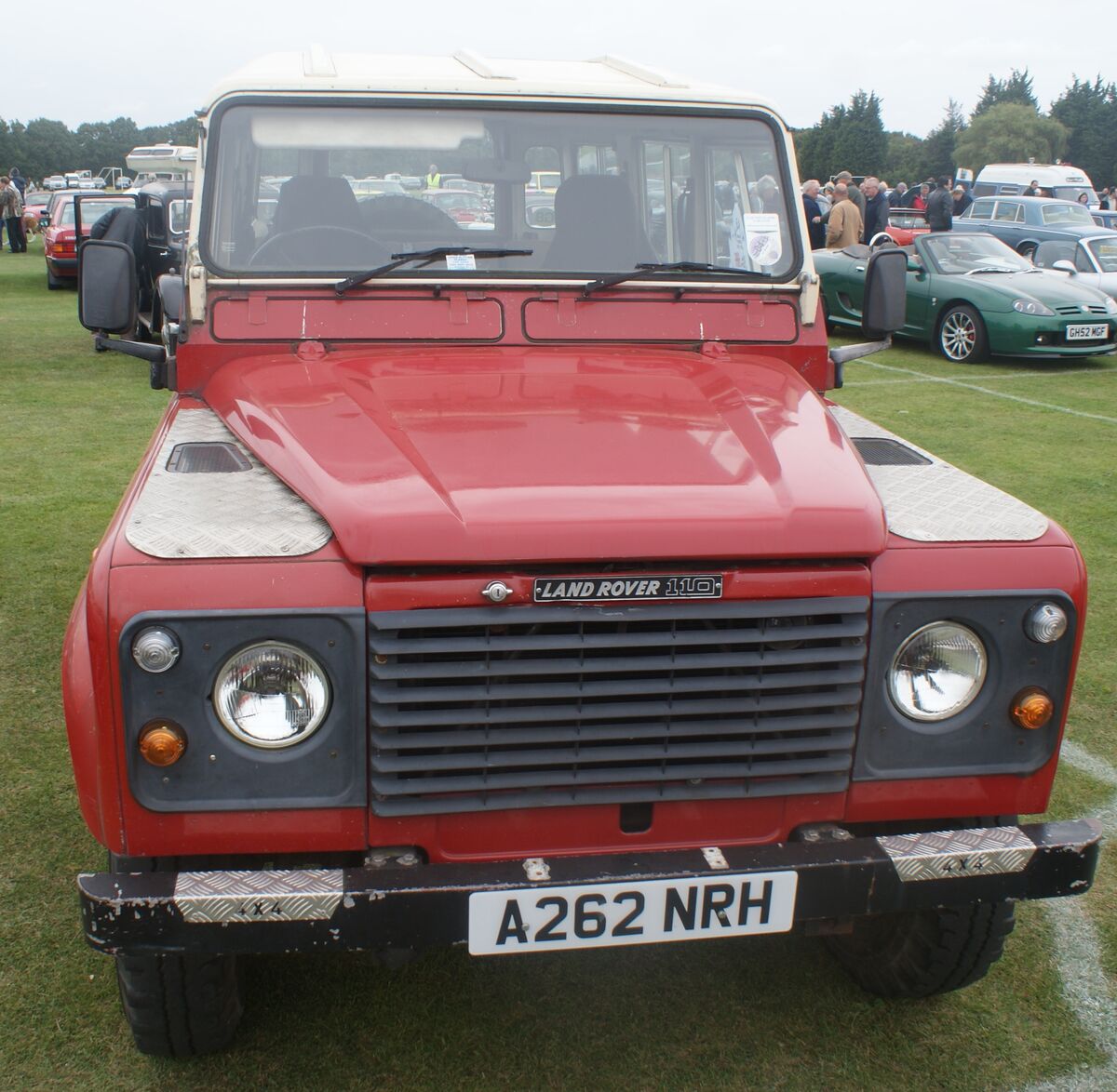 Land Rover Defender | Classic Cars Wiki | Fandom
