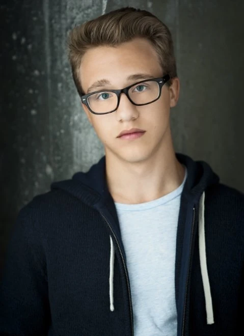 DC VERTIGO COMICS: iZombie bio Evan Moore | Comic books in the media ...