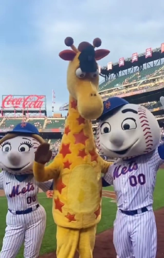 Mrs. Met | Costumed Characters Wiki | Fandom