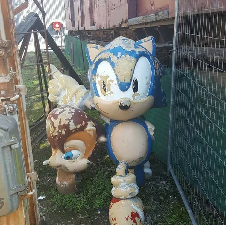 Sega World Sydney Statue of Sally and Sonic in decay.... | Fandom