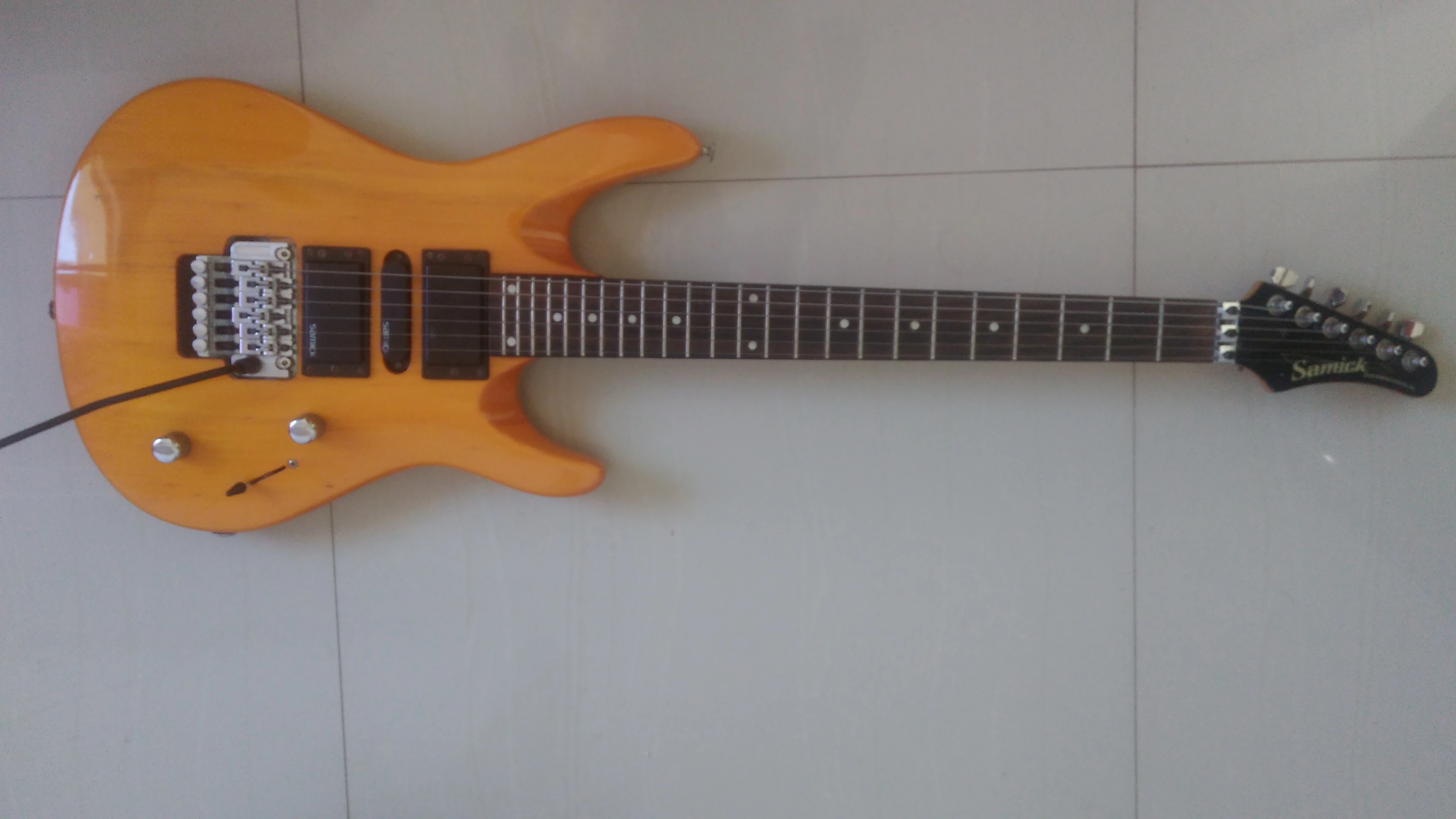 Hi guys ... I need help identifying this Samick Superstrat model | Fandom