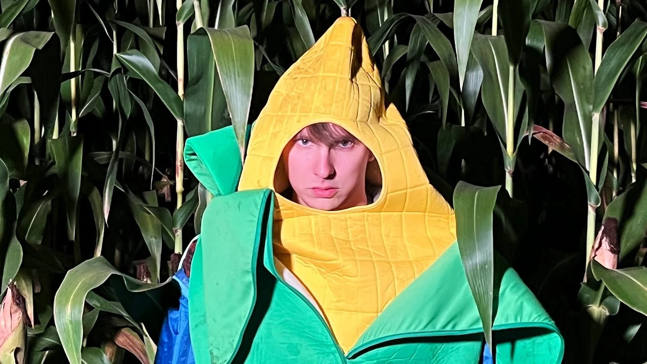 NEVER ENTER A CORN MAZE corn corn corn corn corn corn corn corn corn corn | Fandom