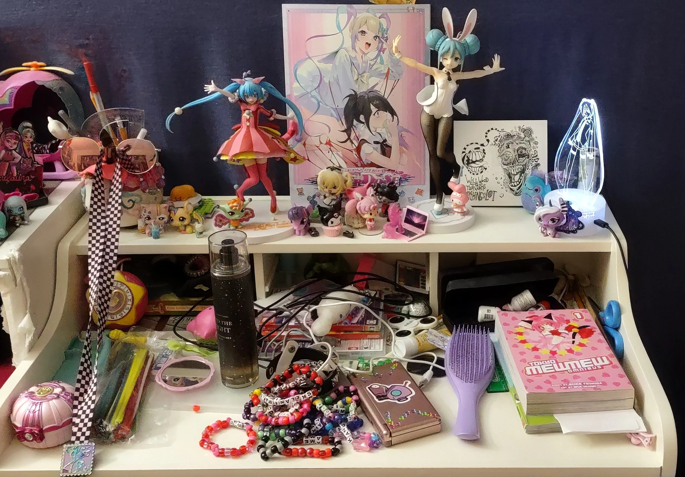 surprise desk reveal >_