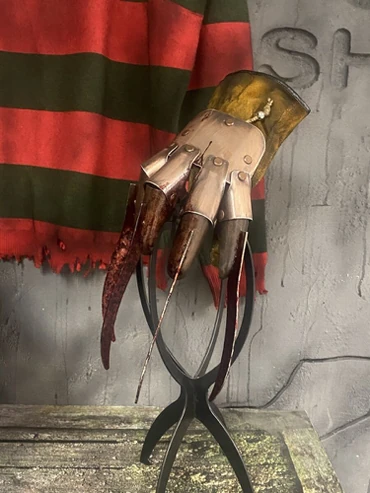 WHICH ICONIC HORROR WEAPON WOULD YOU CHOOSE? (As your own) | Fandom