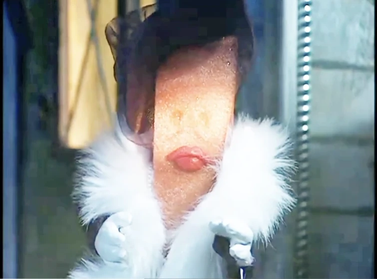 Did anyone notice this in Sam spud? All females wear fake lips but not ...