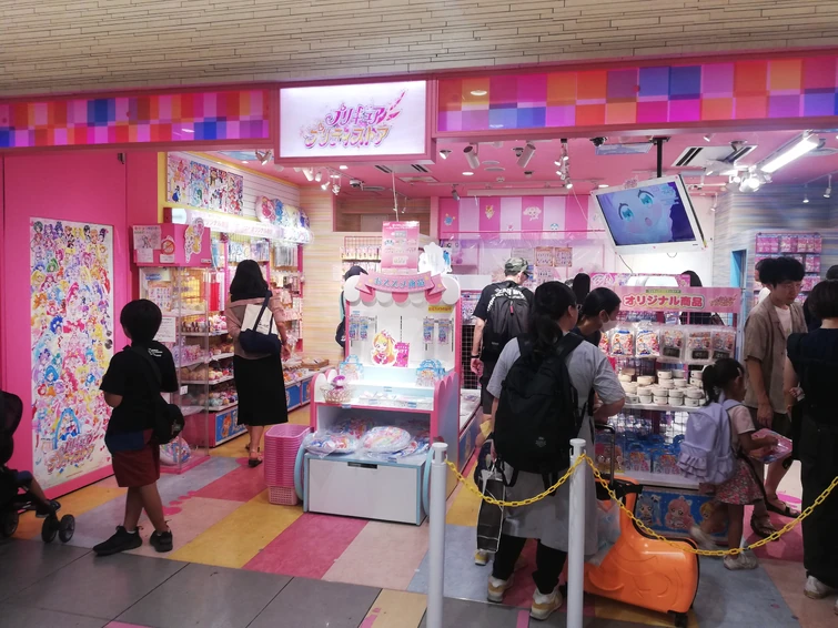 As of now, I'm heading to the Pretty Store Shibuya. + hello kitty ...