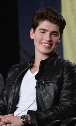 Gregg Sulkin Avalon Hoog Gregg Sulkin In Avalon High — FIRST LOOK!