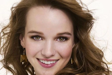Kay Panabaker Et Bridgit Mendler 8 Former Child Stars Who've Moved On