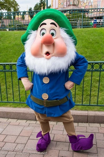 Sneezy | Disney Parks Characters Wiki | Fandom