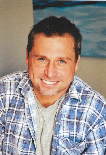 Thom Adcox-Hernandez | Doblaje Wiki | Fandom