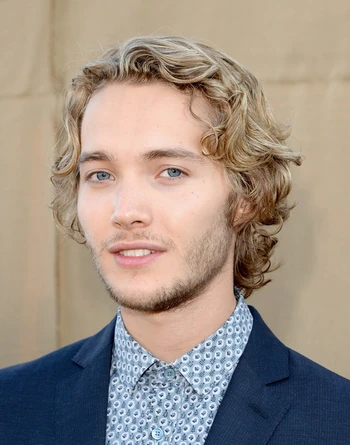 Toby Regbo | Doblaje Wiki | Fandom
